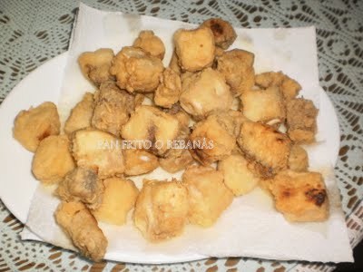PAN FRITO O REBANÁS: CAZÓN EN ADOBO