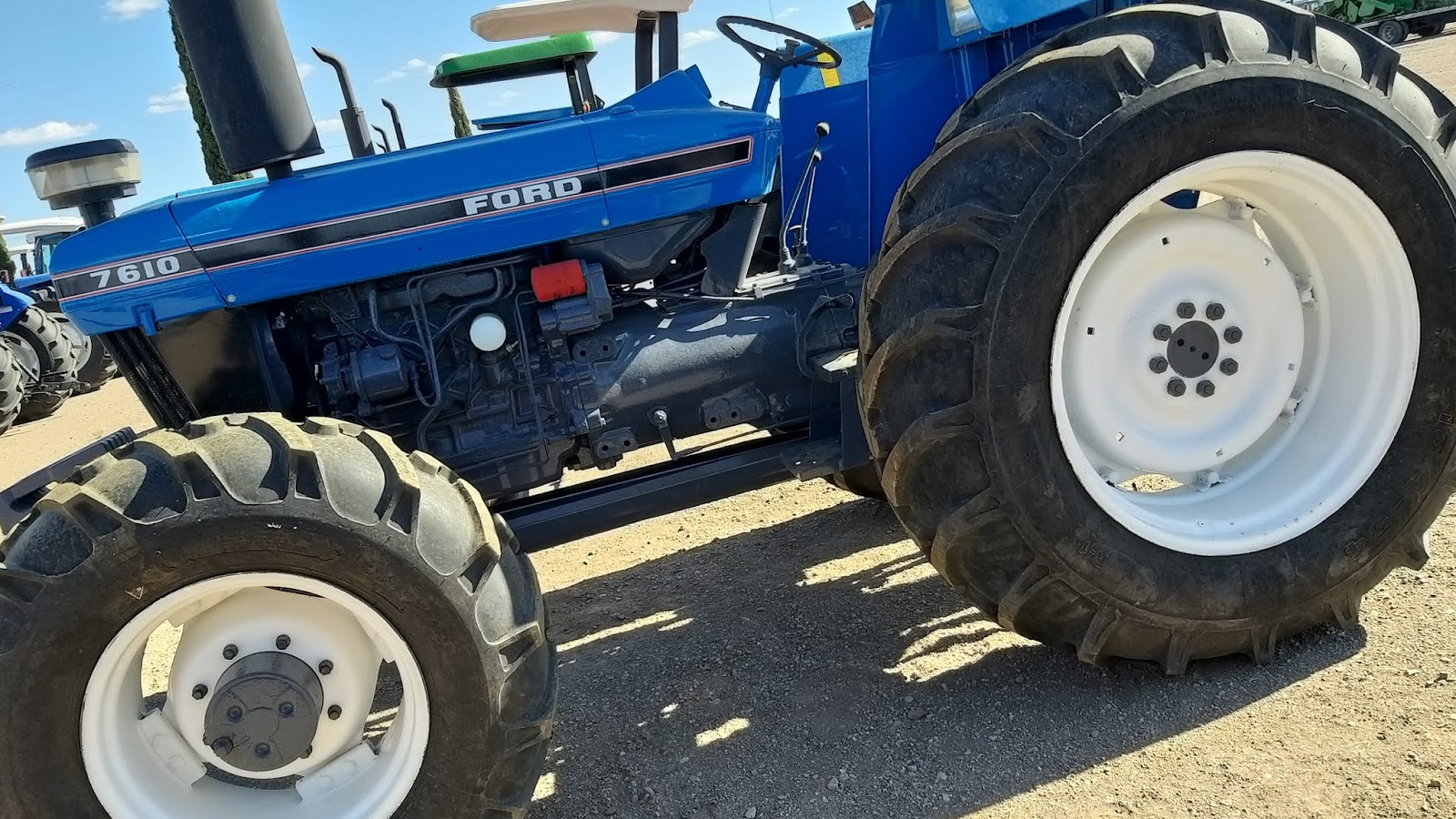 MAQUINARIA AGRICOLA INDUSTRIAL: Tractor Ford 7610 4x4 $22,000 Dlls.