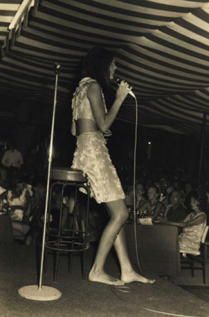 fashiontent: Jean Shrimpton & Sandy Shaw bare foot in the 60s