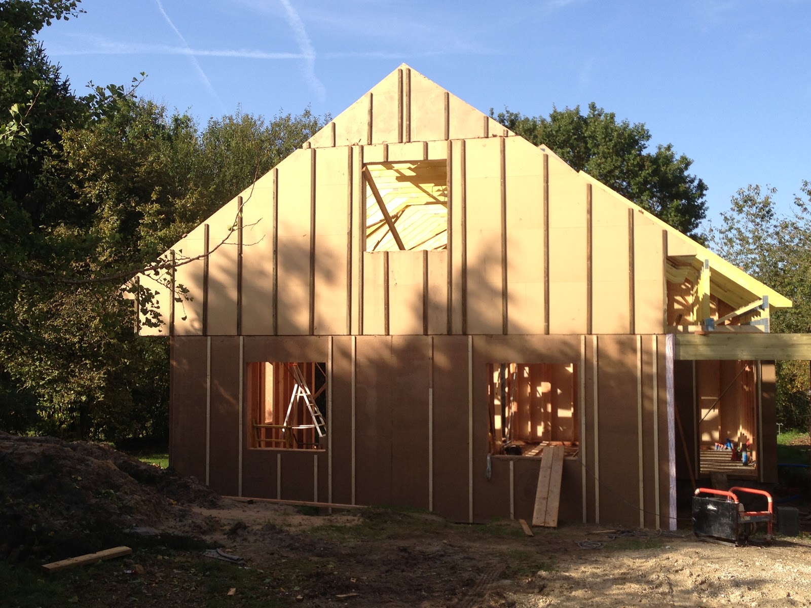 Home'ologie: La maison de Johann : La pose des pignons et de la charpente