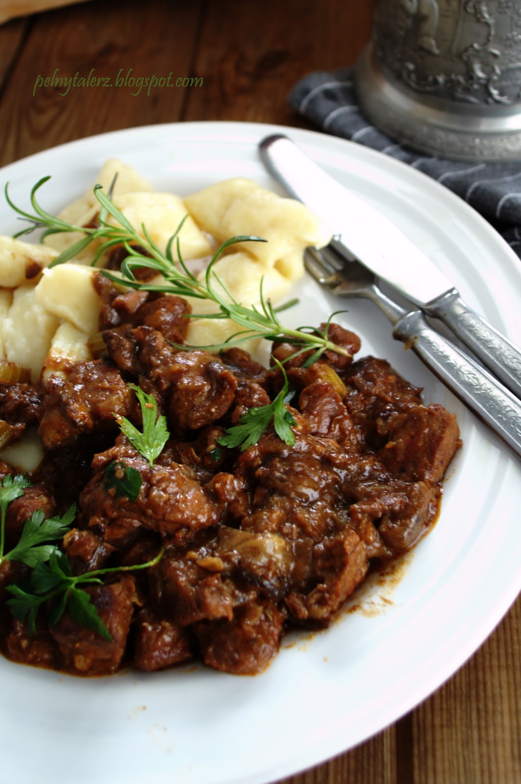 Gulasz z dzika z piwem i grzybami