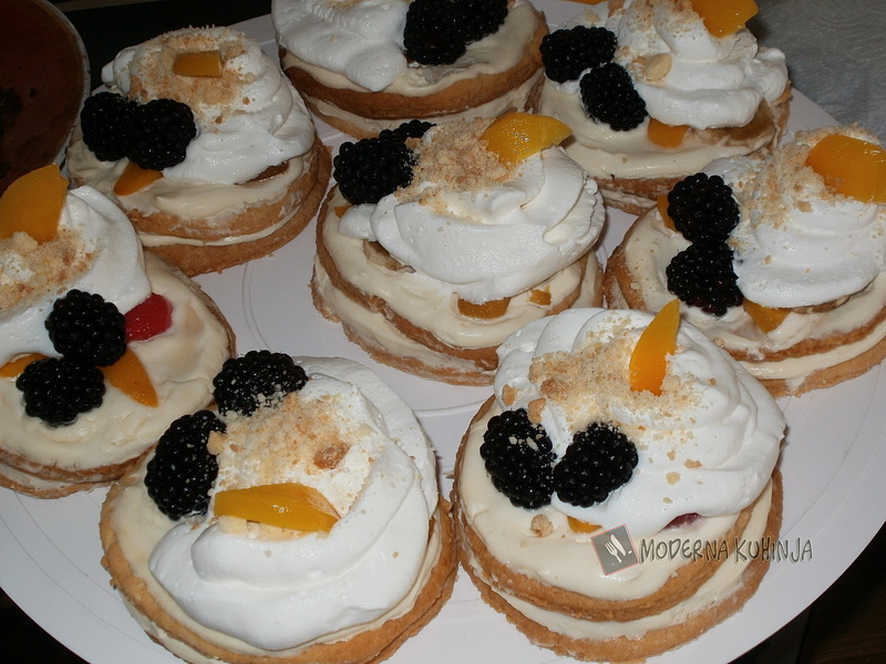 Mini tortice s vanilijom i voćem - Moderna kuhinja - na moj način