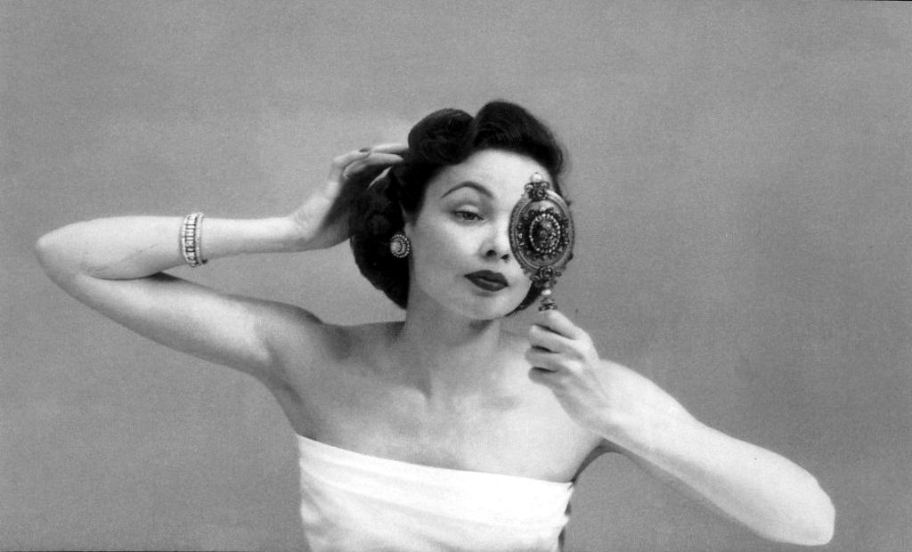 45 Glamorous Photos Capture Classic Beauties In Front of the Mirrors ...