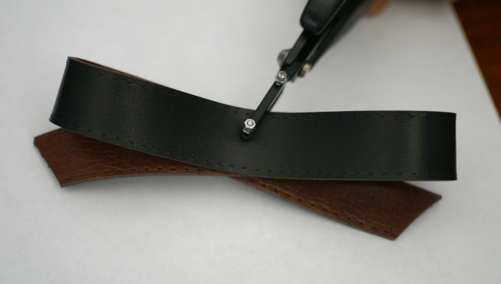 by viktoria: The Detachable Leather Bow Belt Tutorial