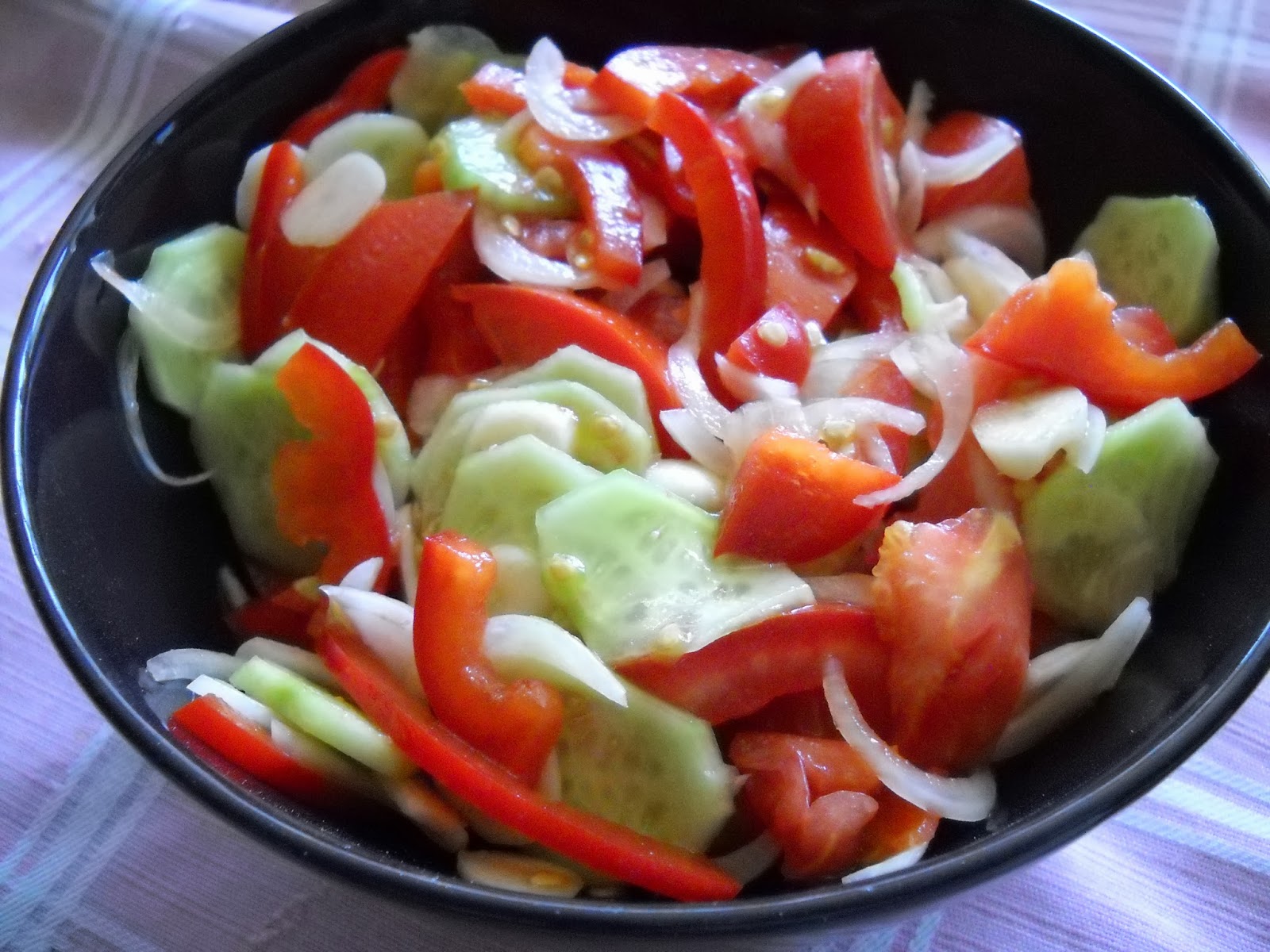 Bucataria mea virtuala: Clasica salata de rosii cu castraveti