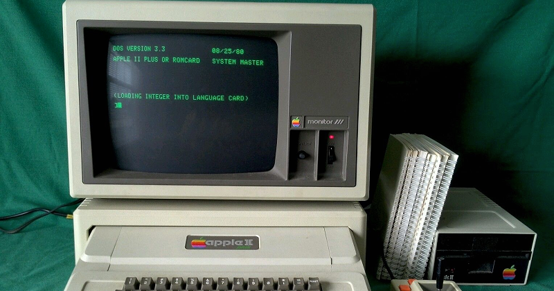 Retro Treasures: The Apple II Plus Computer System