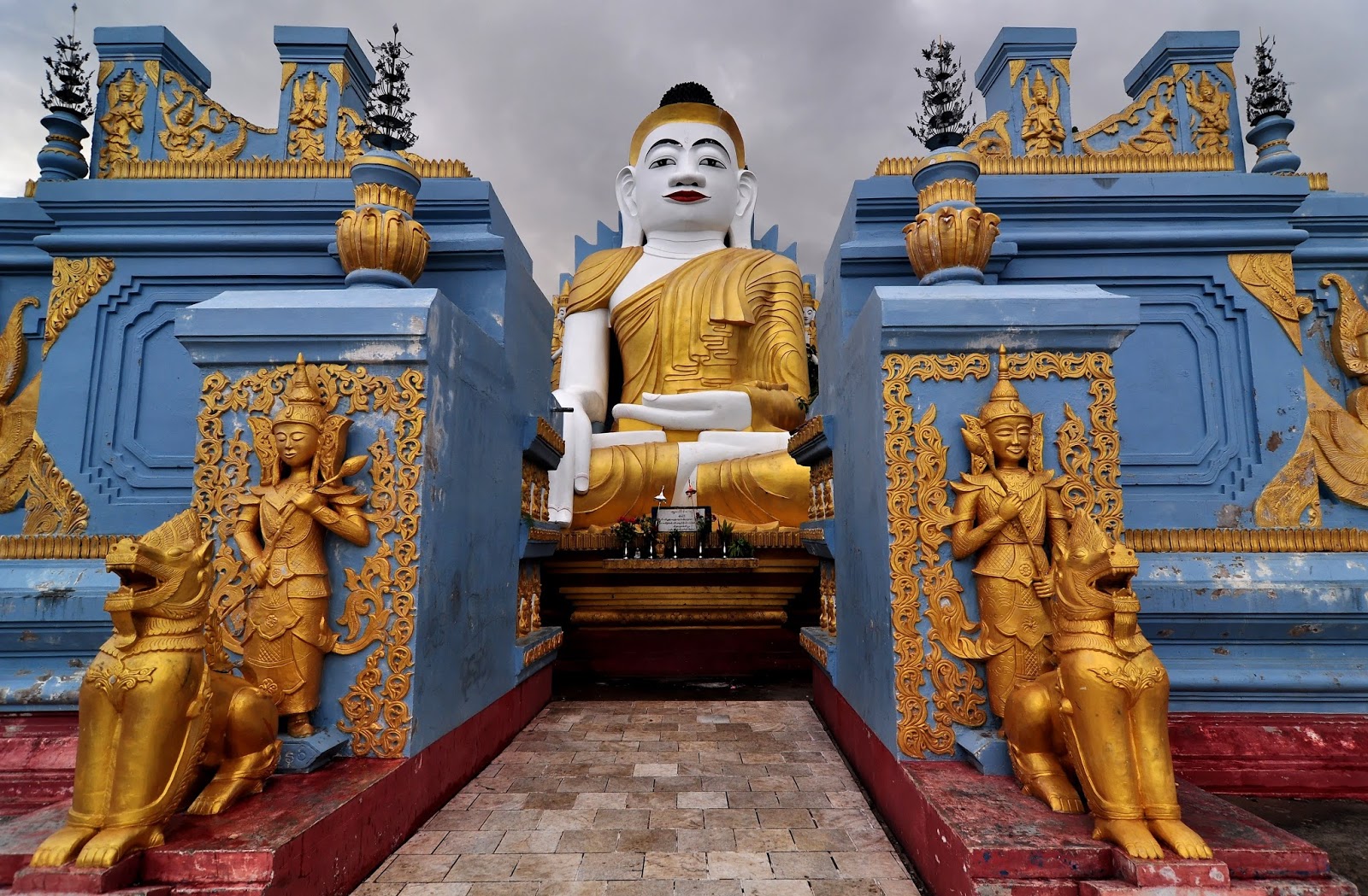 Les voyages de Michèle et Jean-Michel: Lac Inle en pirogue : Monastère ...