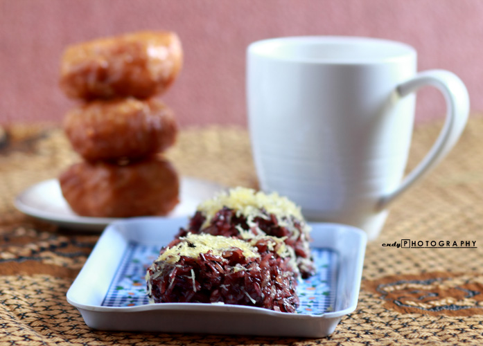 Kue Ketan (Black Sticky Rice Cake) & Gemblong (Caramel Sticky rice cake ...