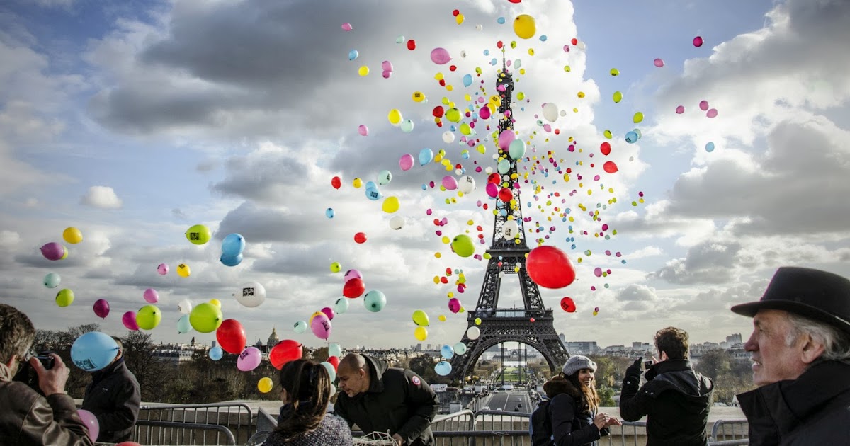 ParisDailyPhoto: Releasing balloons by the Eiffel Tower...