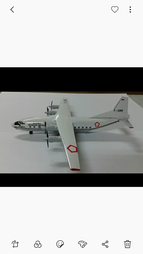 AIRPLANE SCALE MODELKIT: ANTONOV An-12 Cub