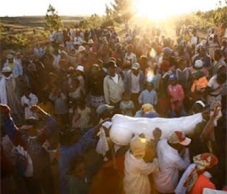 A Place To Share Bcoz Life s BeauTiful: Pesta Kematian di Madagascar