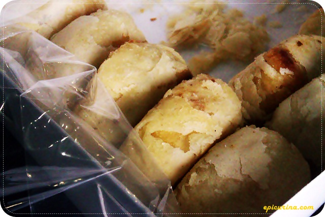 Epicurina - Bali Food Adventure Blog: Bakpiaku, Pia Susu White Rabbit!