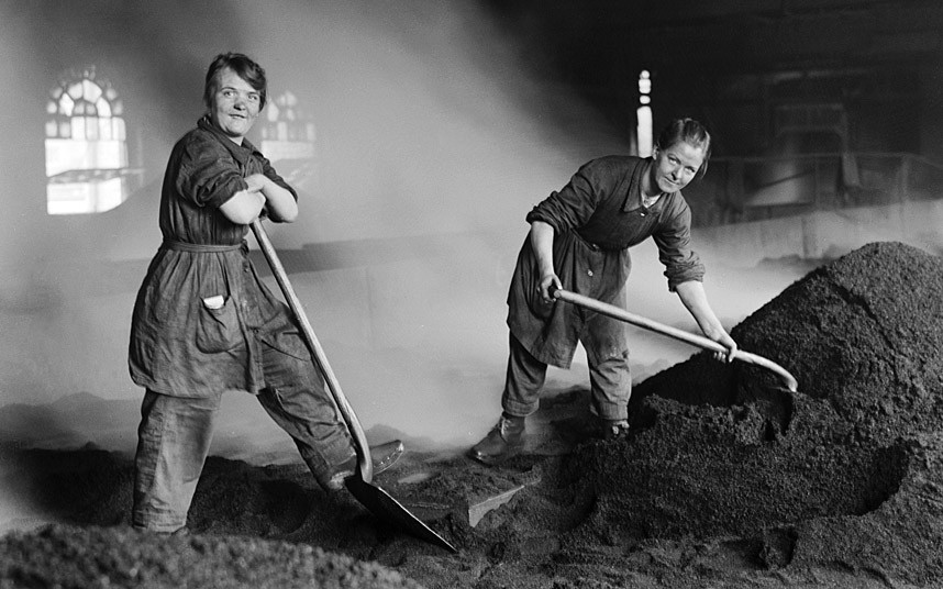 20 Fascinating Vintage Photographs Capture Women at Work During the ...