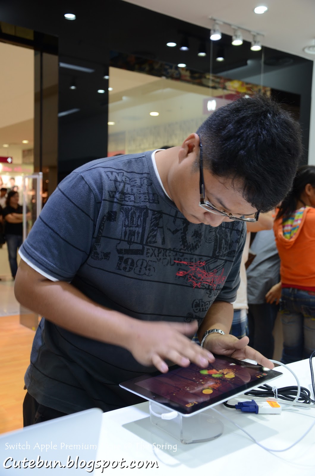 Switch Apple Premium Store now @ The Spring Kuching!