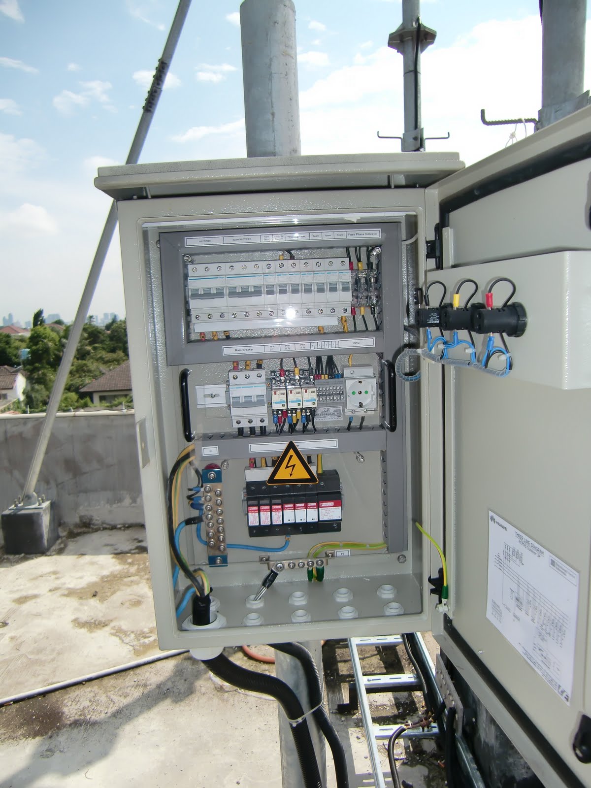 TELEKOMUNIKASI DAN INFORMASI: BTS Shelterless untuk Roof Top