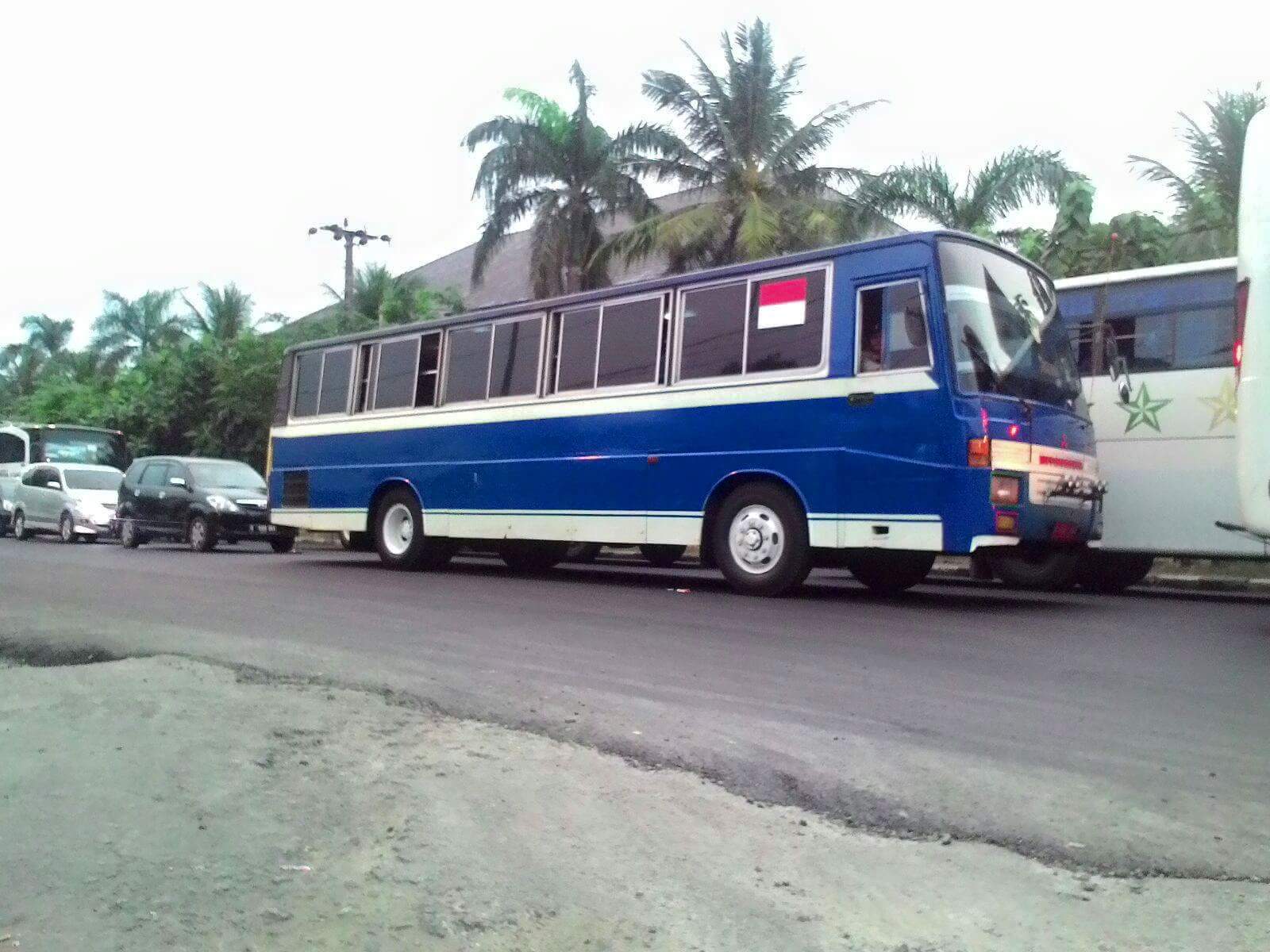 Bus Jadul Mitsubishi RM117 Plat Merah Di Bekasi