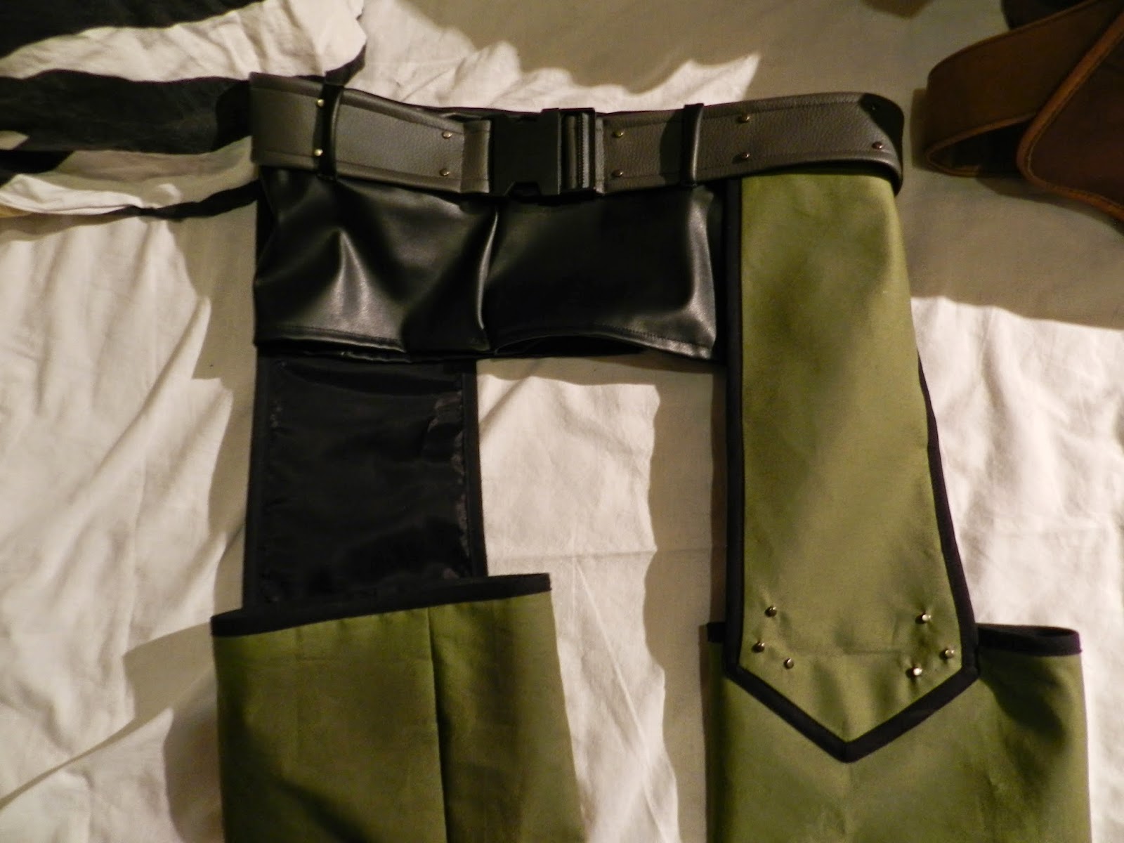 Amandas cosplay~: Scary weapons and weird pants