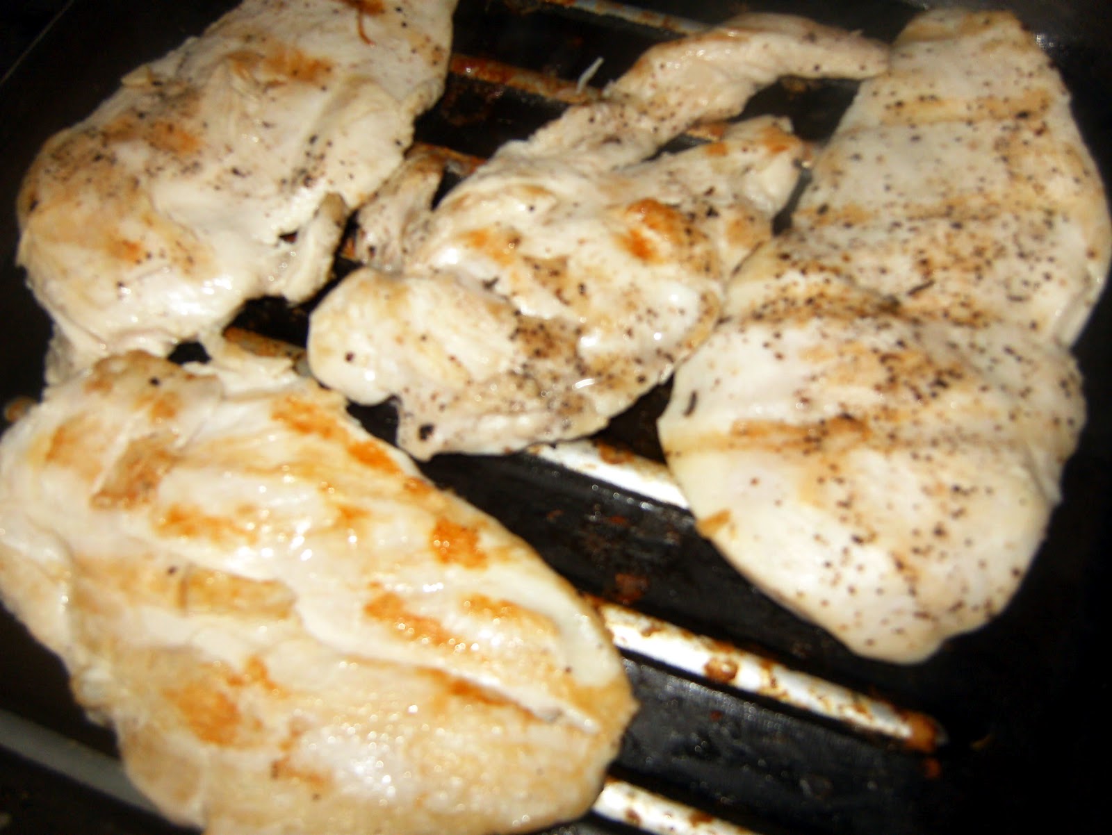 Brincar de Cozinhado: Filé de frango grelhado ao molho parisiense