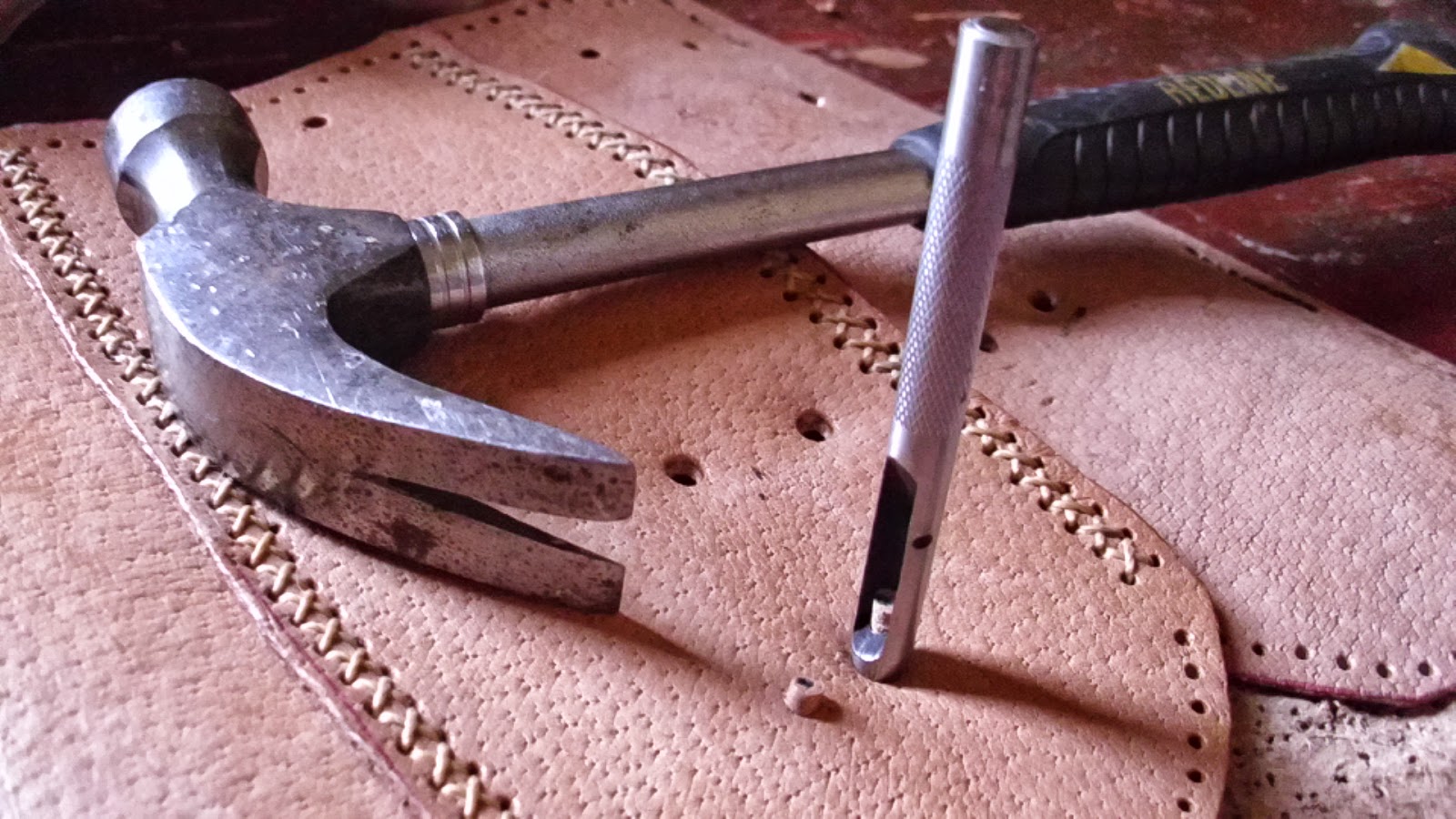 Armeria Odal: Guanteletes de cuero 3 - Las placas