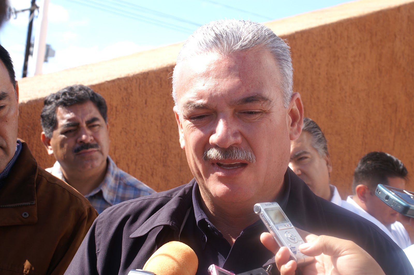 Temas y sucesos // Diálogos : DIALOGOS DE POLITICA