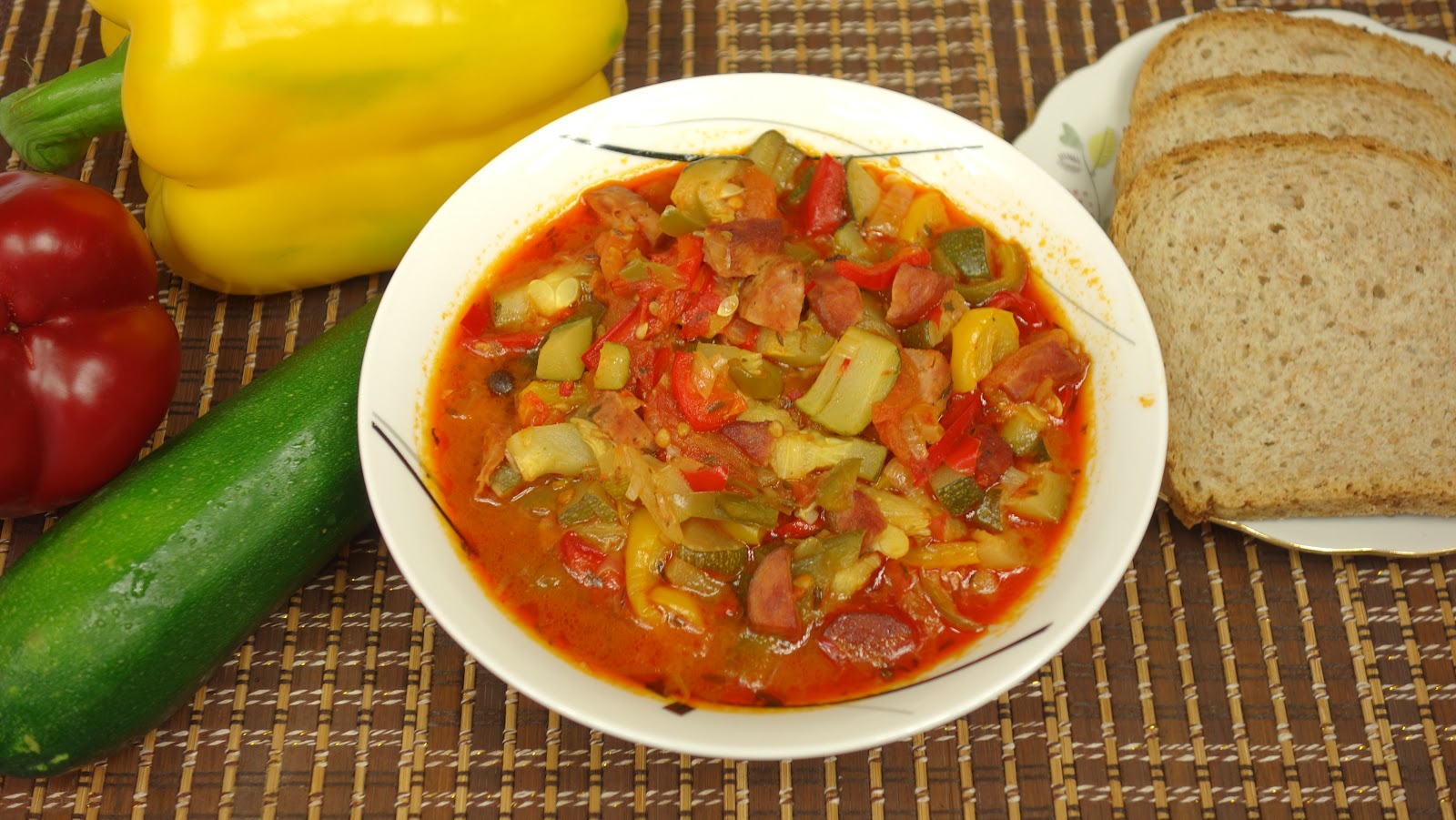 Leczo z cukinią i kiełbasą – proste i pyszne - Uwaga Babcia Gotuje