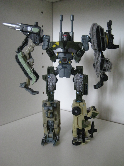 ChCse's blog: Toy Review: Transformers PCC Bombshock w/ Combaticons