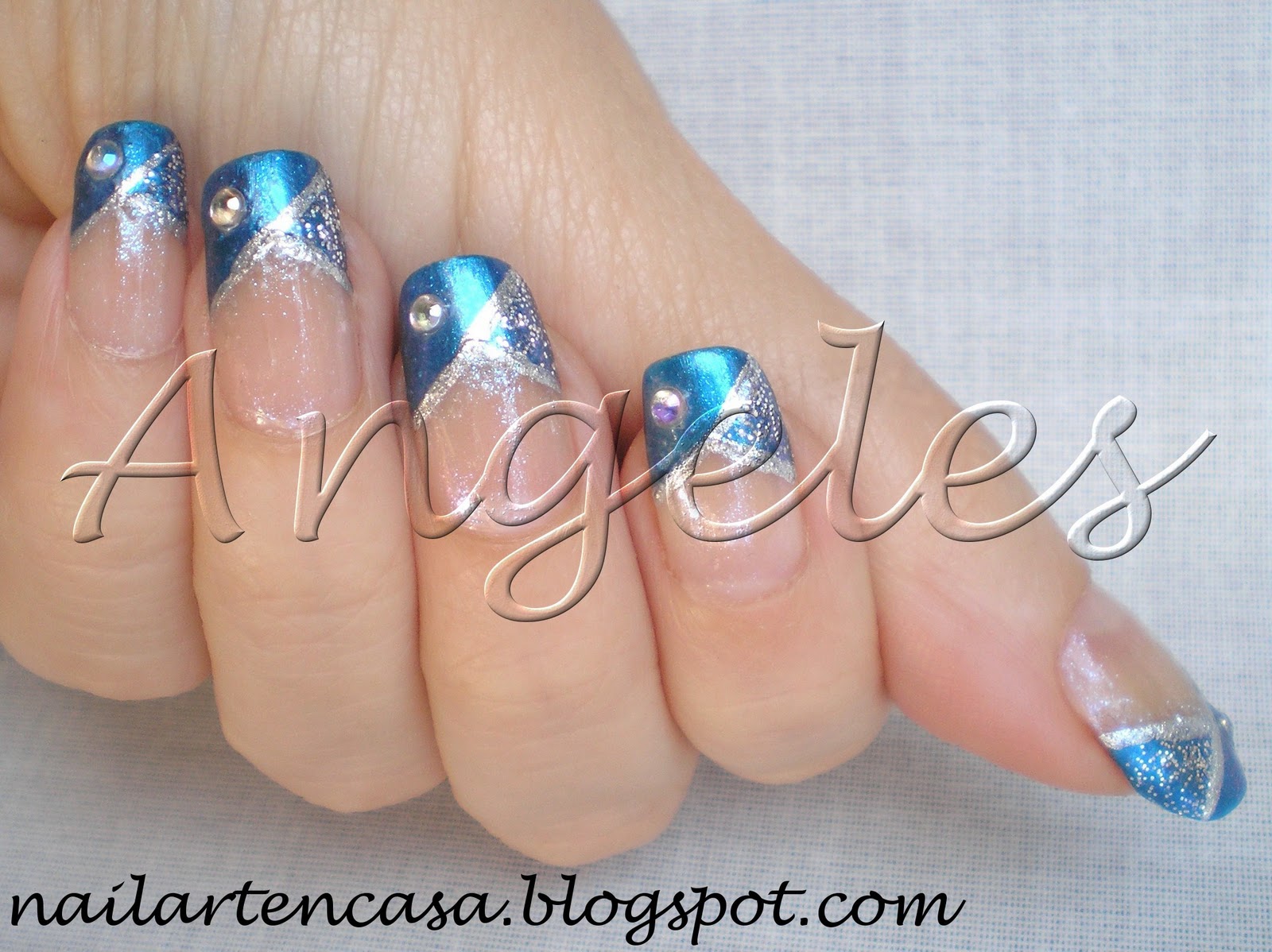 JUGANDO CON MIS UÑAS: Francesa azul para un día especial