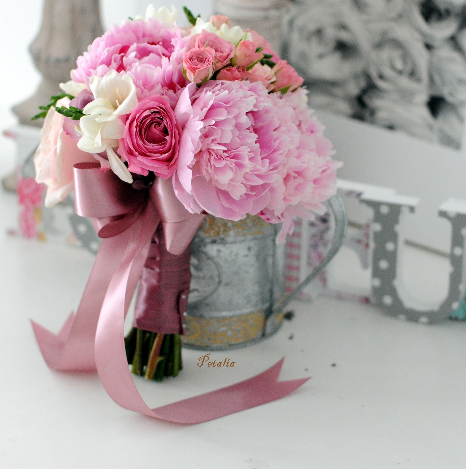 Creatii florale - Flori, forme si culori: Buchet cu bujori roz prafuit