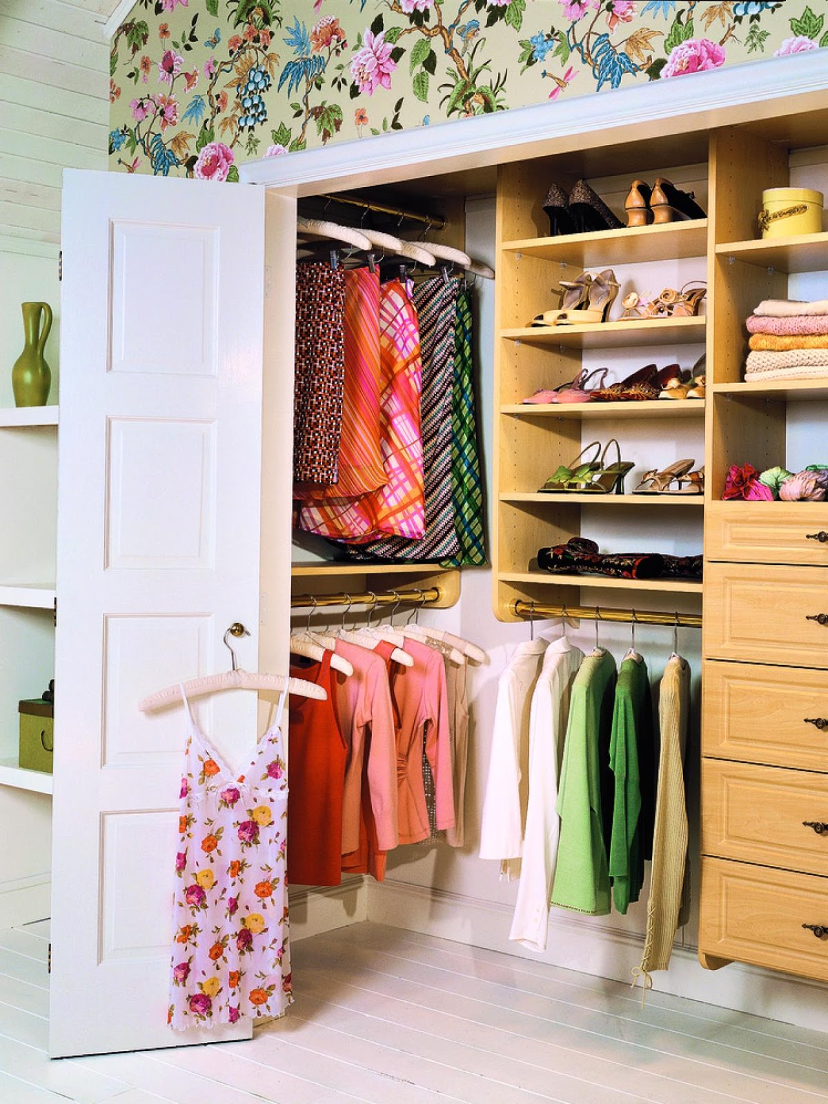 Dawnsboutique: How To Easily Organize Your Cluttered Closet
