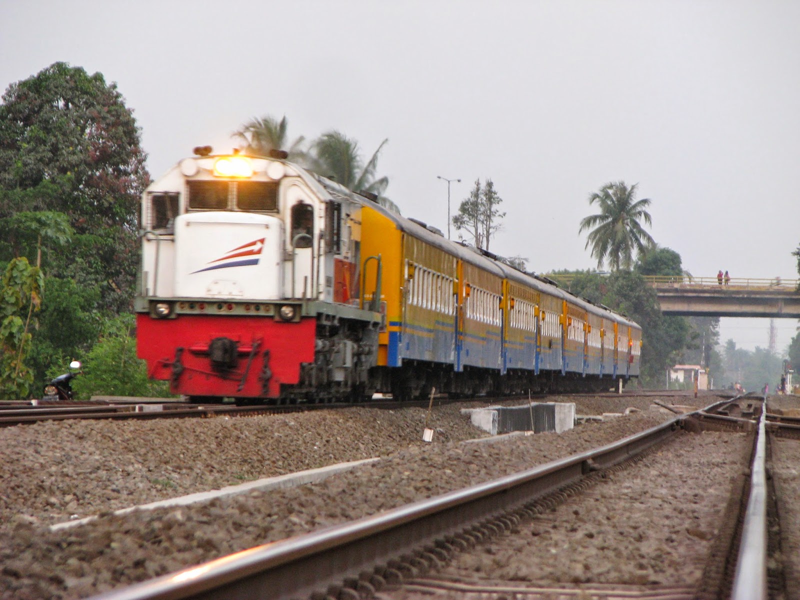 Kereta Api Indonesia: Rangkaian KA Jaka Tingkir di Stasiun Patukan ...