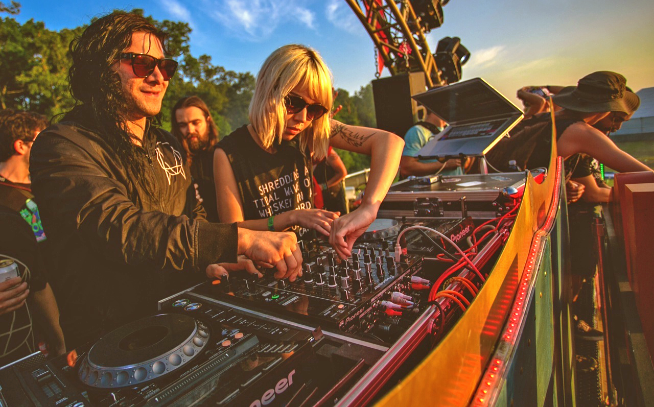 Mija: Cuando las perillas giran con glamour Ganymede Myth