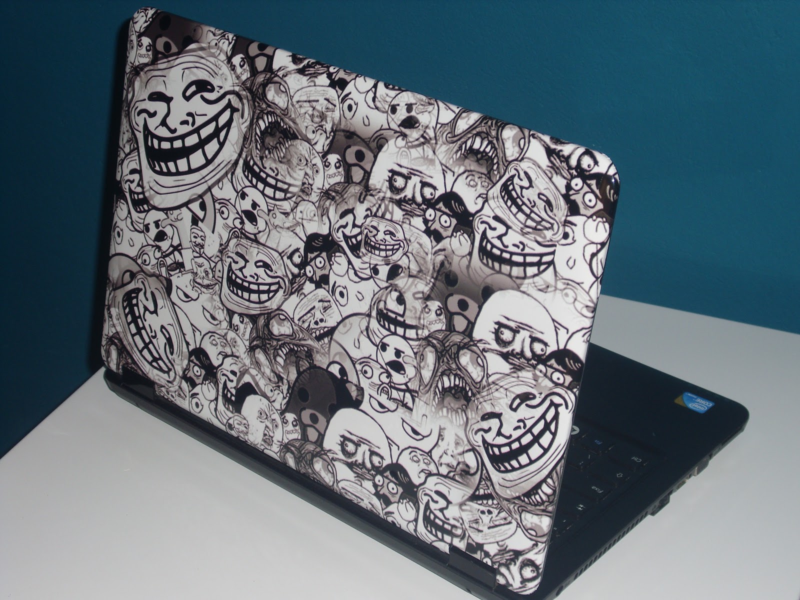 Neon Customizações: Notebook Personalizado com Memes