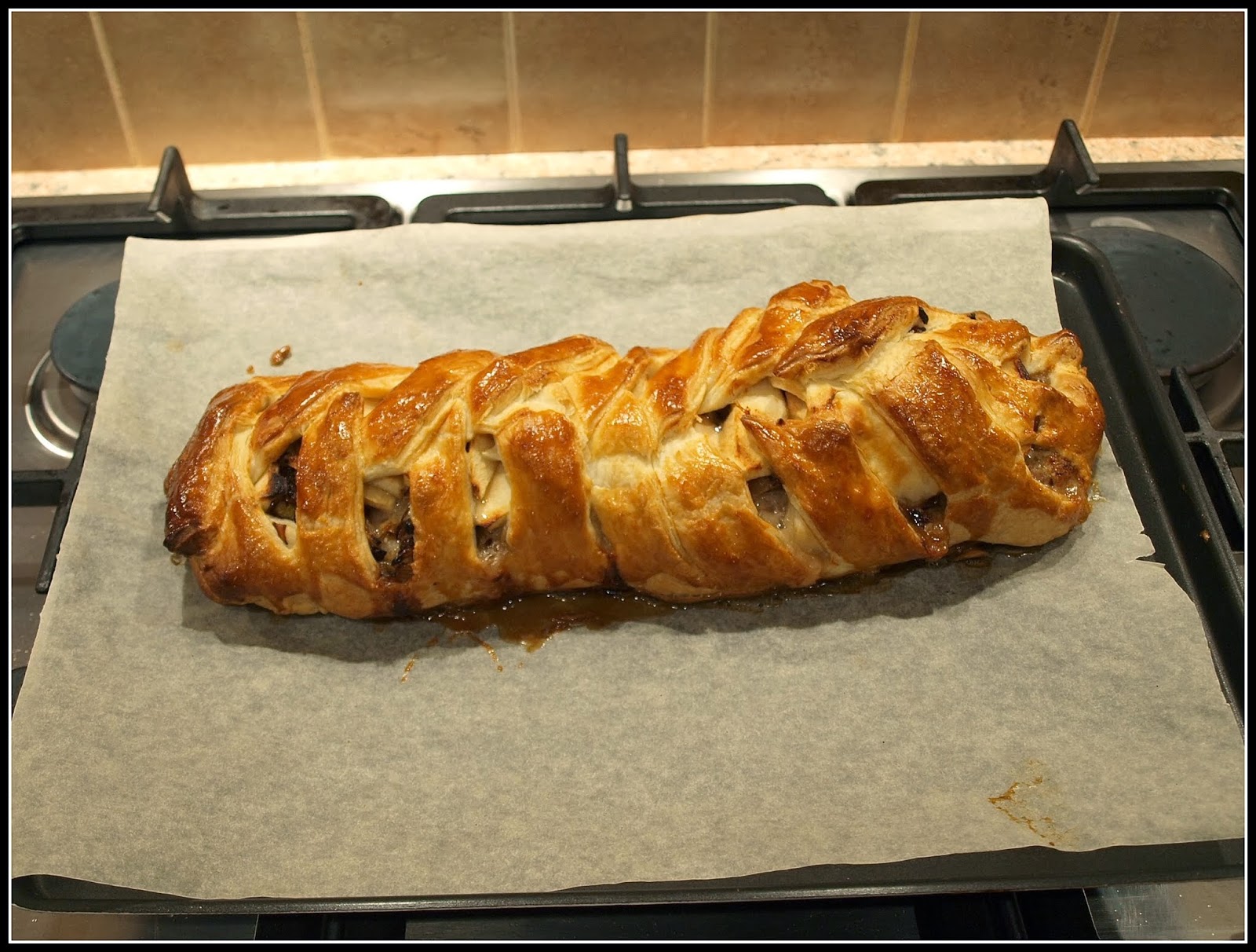 Onions and Paper: Budget recipe - Pork and apple plait