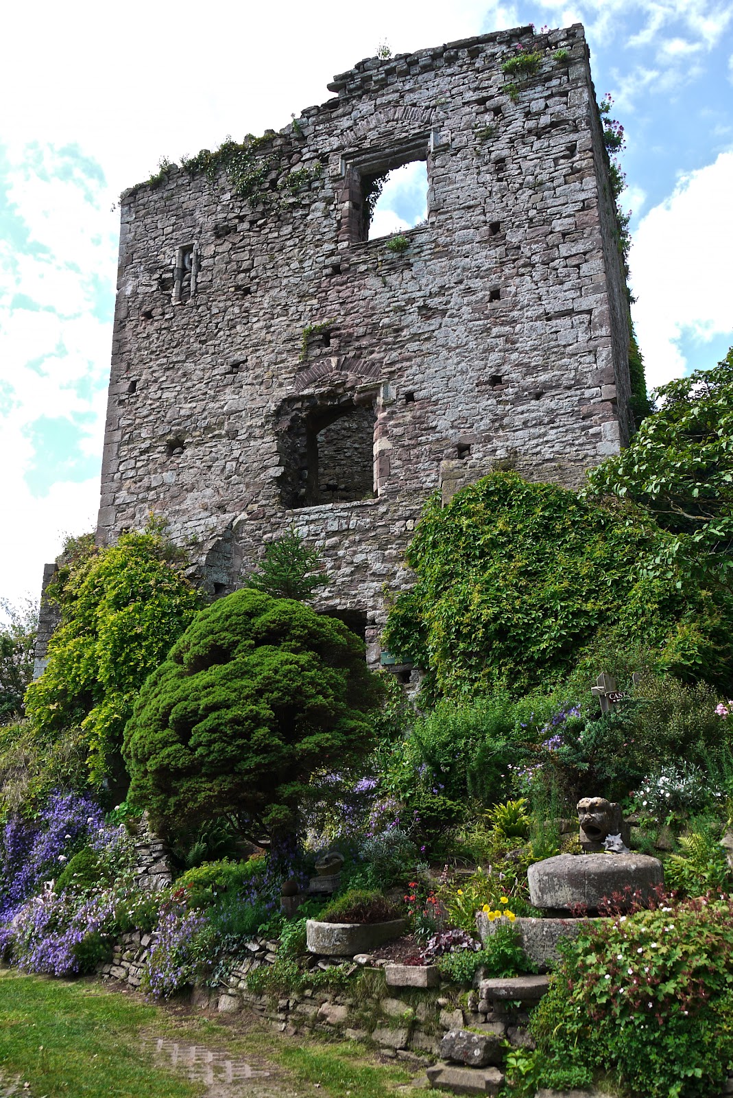 Walking in the country: Usk: Usk Castle and Gwehelog Common