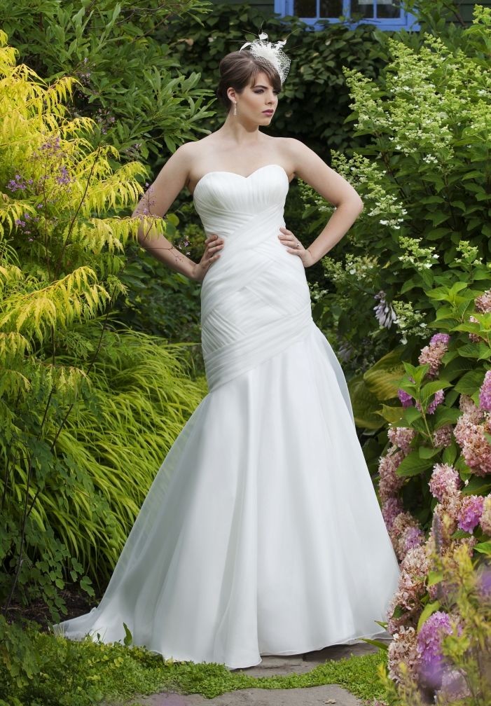 WhiteAzalea Simple Dresses: Simple Wedding Dresses with Stylish ornaments