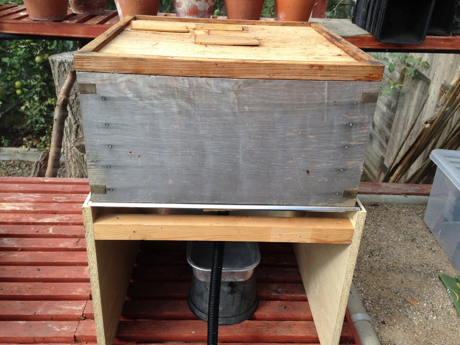 TrogTrogBee: A steam-powered wax extractor