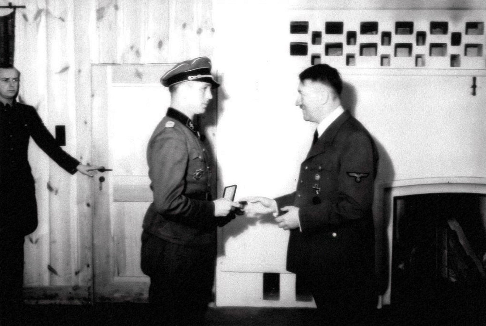 Ritterkreuzträger Ss Obersturmbannführer Kurt Meyer After Receiving Eichenlaub