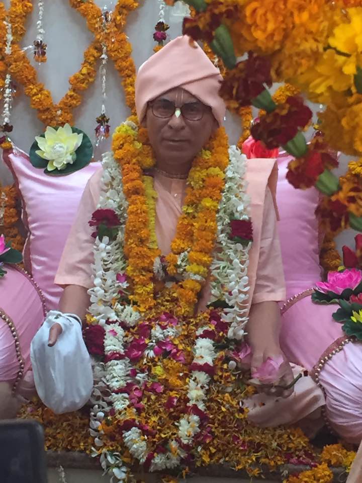 ¡Srimati Radharani Ki Jay!: Fotoreportaje de la instalación del Pushpa ...