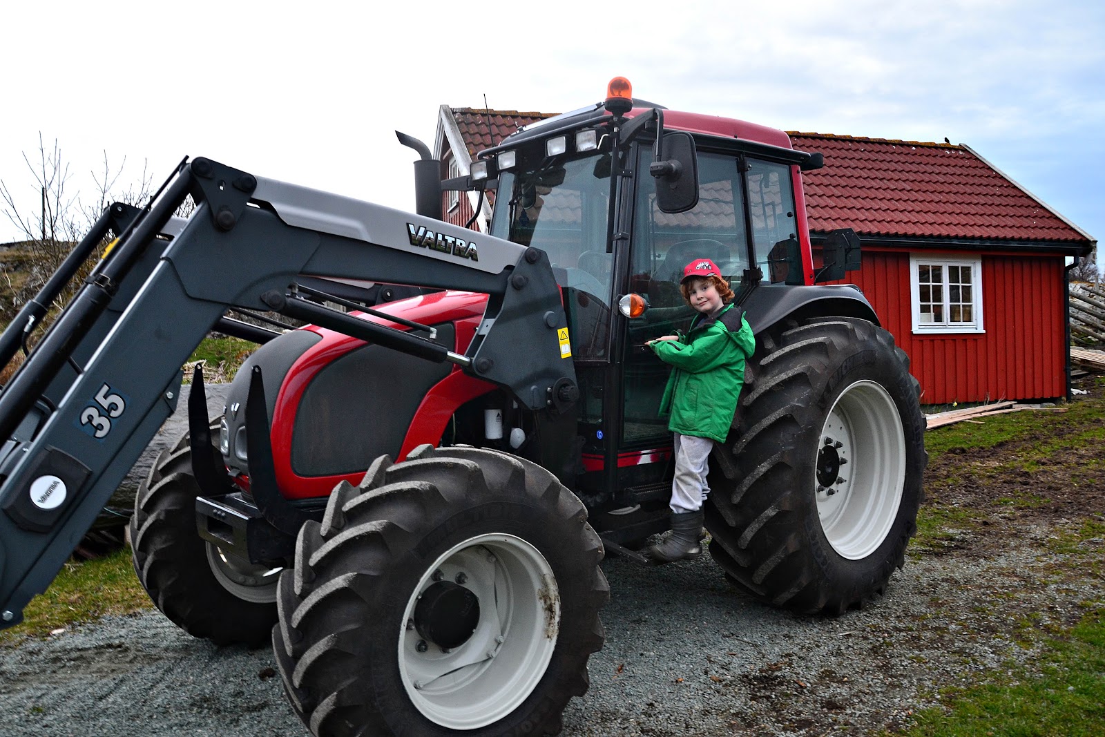 Brit`s små puslerier: Han har fått sæ ny traktor!!!