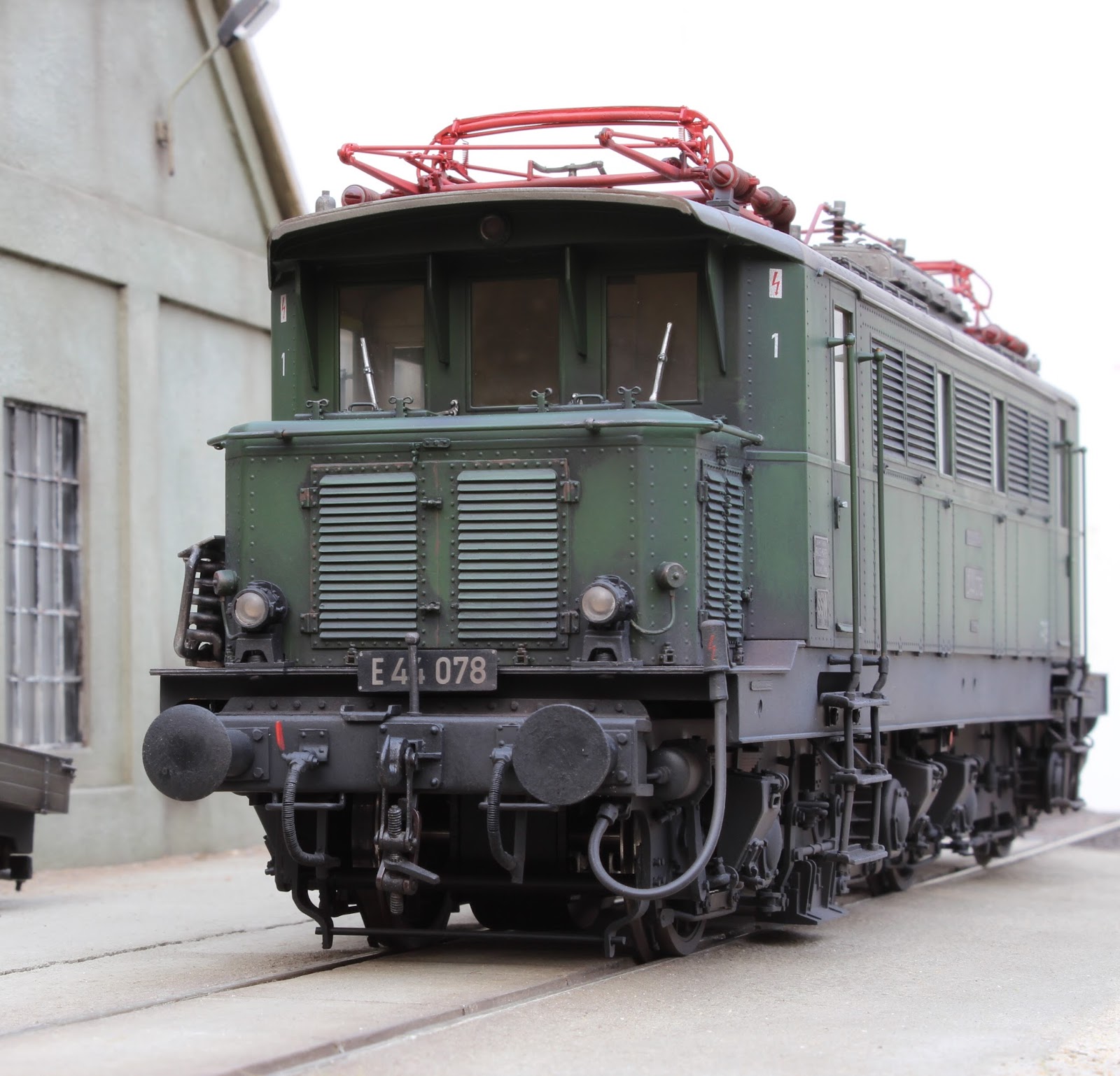 becasse weathering: Die Baureihe E 44 von Kiss: Mini-Kroko mit Farbe