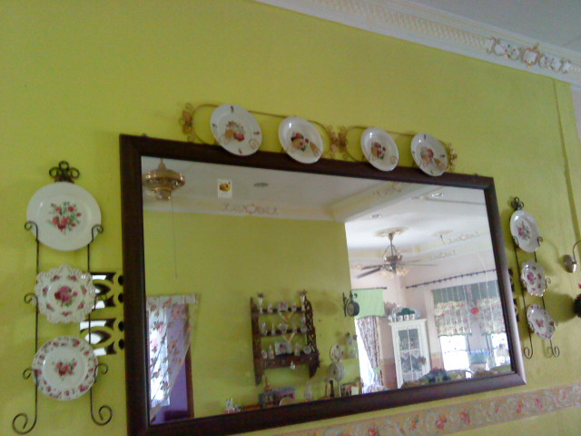 Yani's Dream Cottage: rak gantung pinggan..