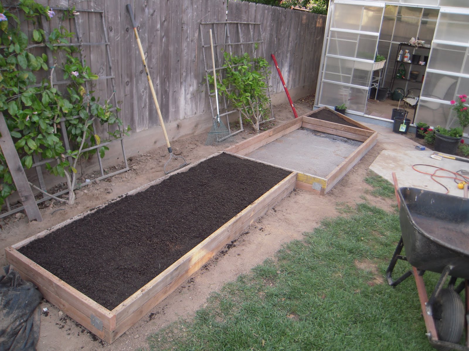 Gardening with the Gragstons: Dana's Gopher-Proof Garden Expansion