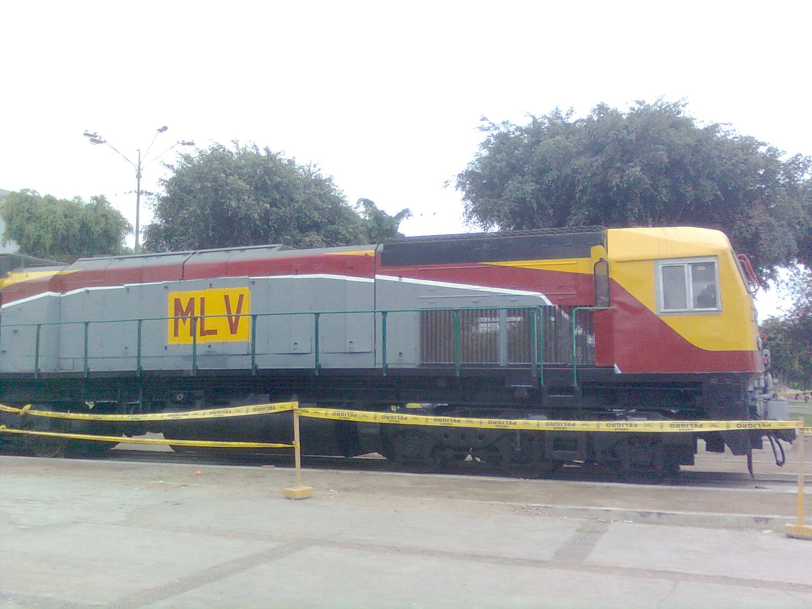 Patrimonio Industrial en el Peru: Locomotora en el parque El Porvenir ...