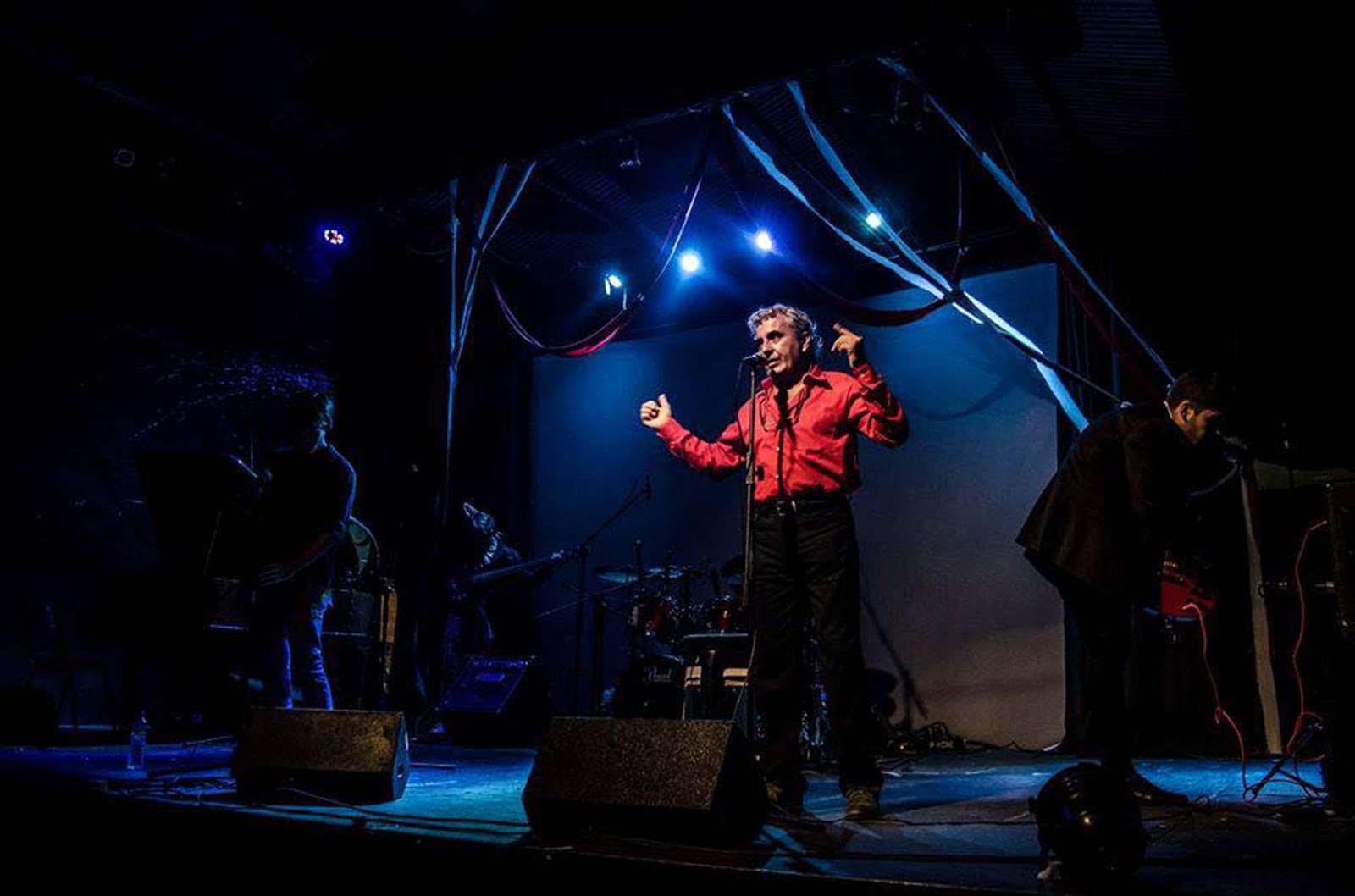 "A veces, A besos" Los libros gemelos de El Mordaz, por María Negro