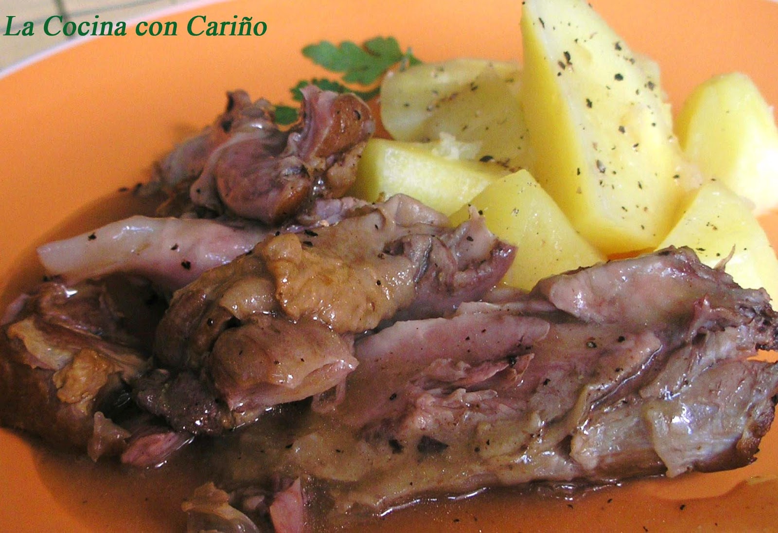 CODILLO EN SALSA CON VINO Y PATATAS AL VAPOR