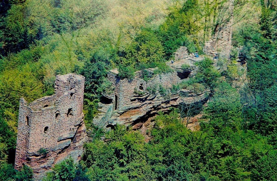 Châteaux-forts, abbayes, monuments antiques et personnages historiques ...