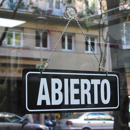 TRASOBARES EQUIPAMIENTO COMERCIAL: Carteles abierto y cerrado para tienda