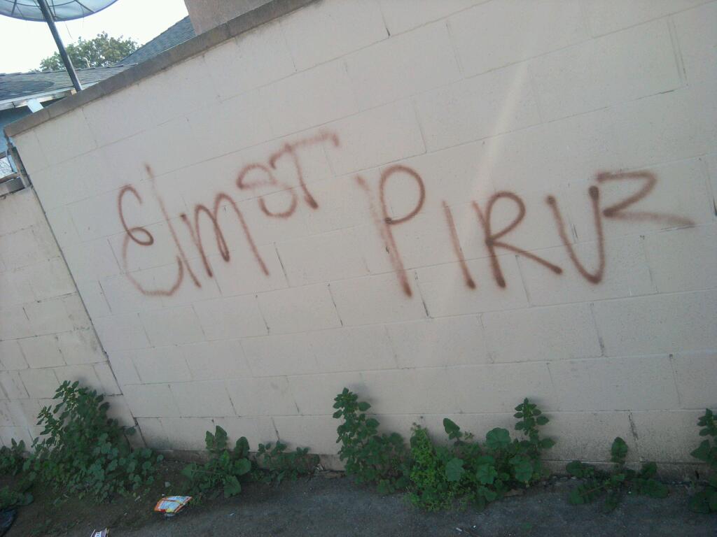 blood gangs graffiti: Elm street piru ( ESP , compton )