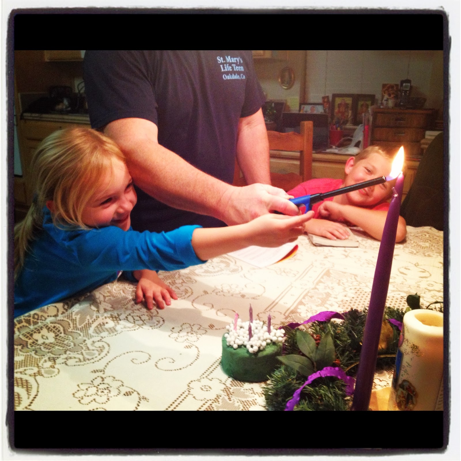 Family At The Foot Of The Cross: Advent For Dummies