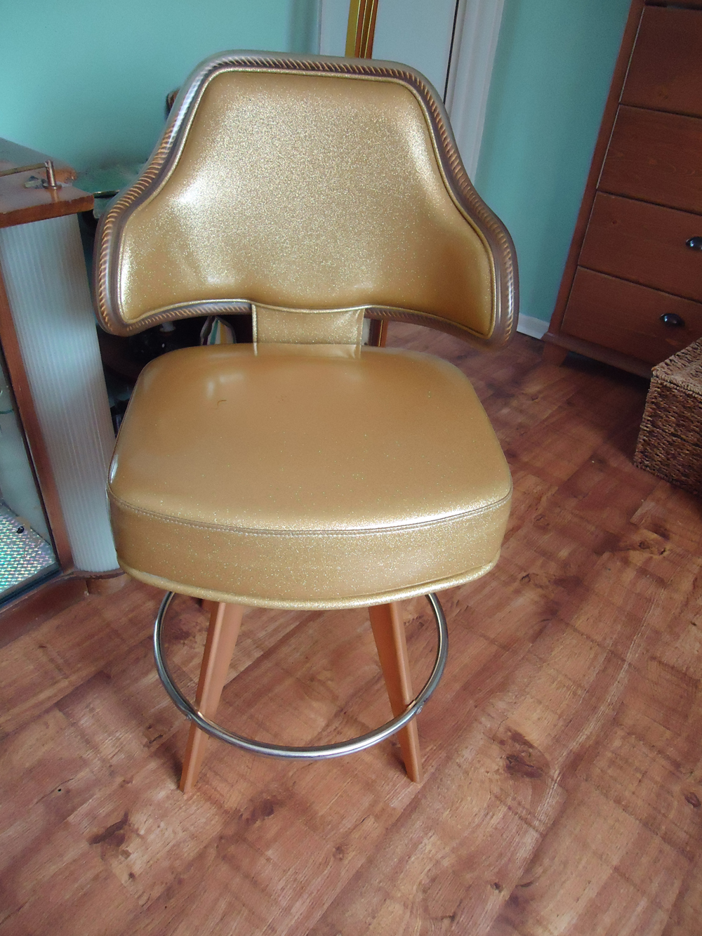 Straight Talking Mama: Cocktails chairs & powder puff!